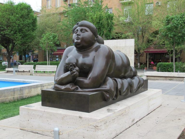 Famous Bronze Sculpture Woman Smoking a Cigarette Statue