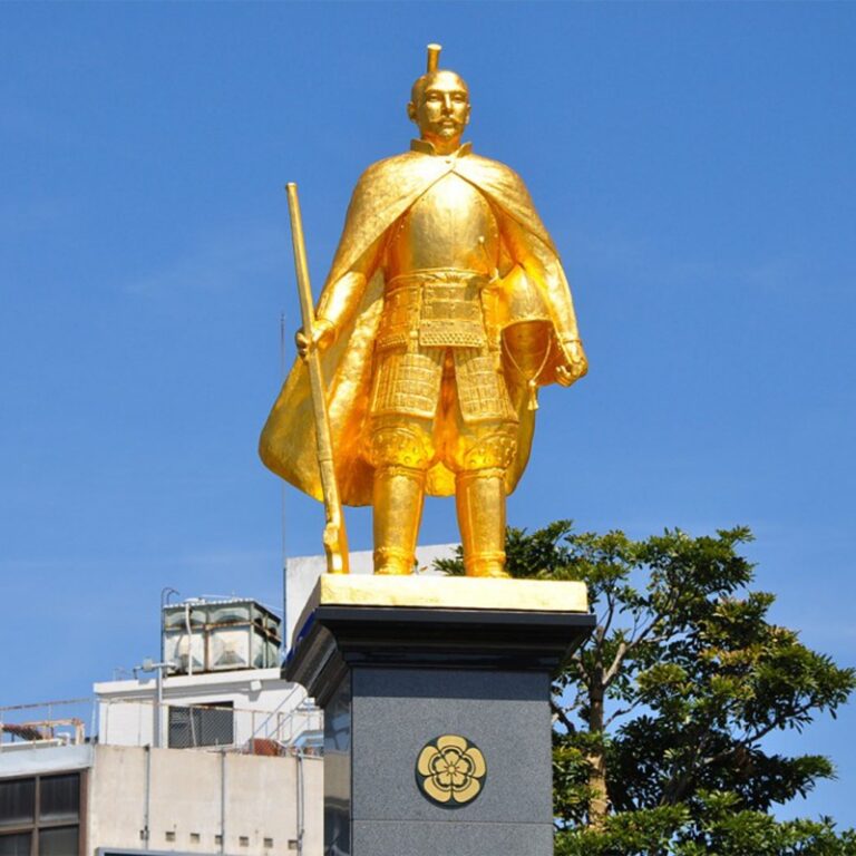 10 Japanese Famous Monumental Bronze Samurai Statues