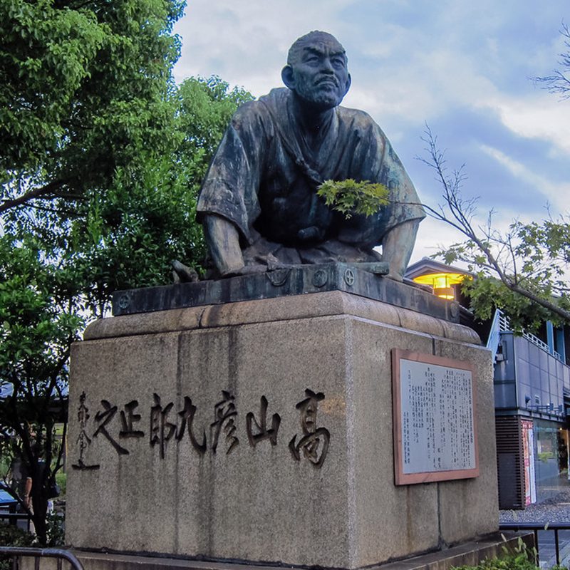 10 Japanese Famous Monumental Bronze Samurai Statues