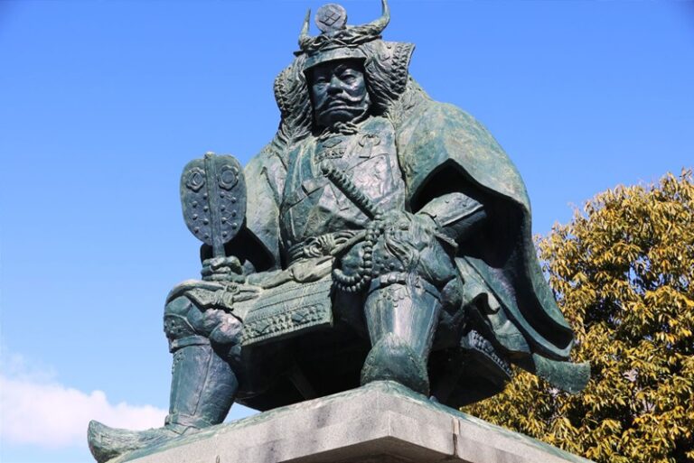 10 Japanese Famous Monumental Bronze Samurai Statues